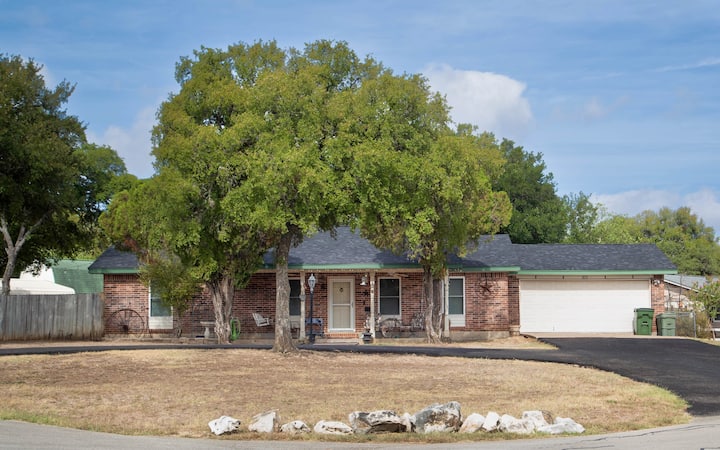 Peaceful Hill Country Home - San Marcos, TX