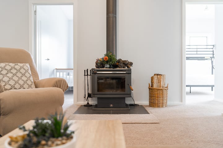 Cozy Ocean-view Retreat With Wood Fire & Wi-fi - Primrose Sands