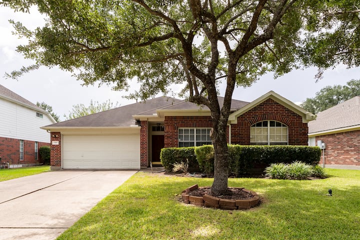 Private West Oaks Village Home - Houston, TX