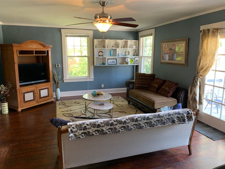 Wow ! Huge 2br Upstairs Apartment In Downtown Area - Danville, VA