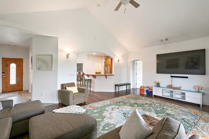 Hot Tub!  Near Rogue X, 3 King Beds 82" 4k Tv Park - Jacksonville, OR