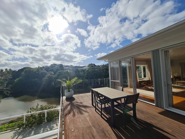 Beautiful Home With Gorgeous Creek Water Views! - Auckland