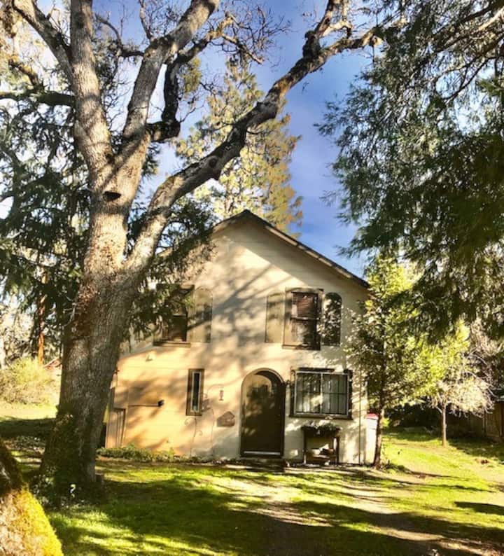 Adorable Carriage House In Lovely Neighborhood - Medford, OR