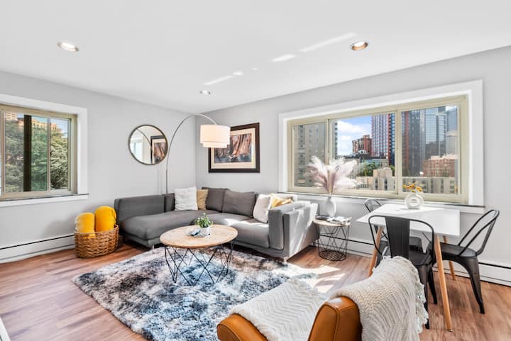 Downtown 2br Penthouse | Prime Location & Views - Seattle, WA