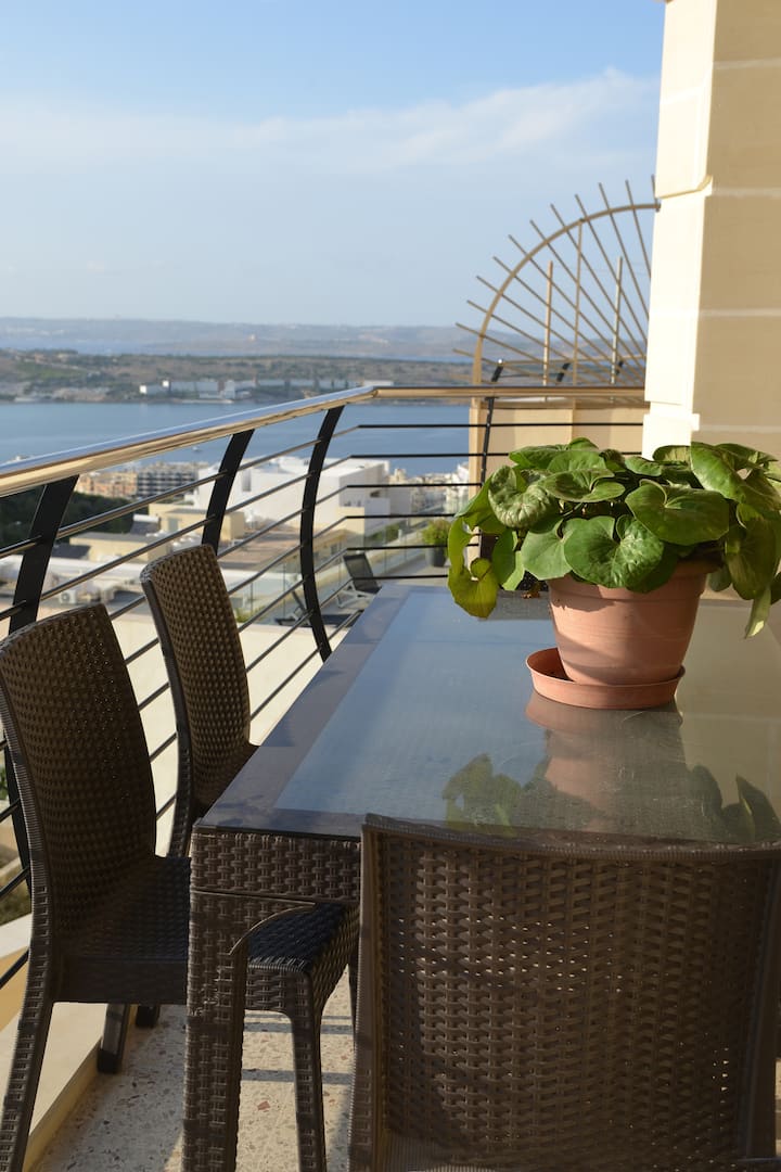 Breathtaking Views & Private Swimming Pool - Malta