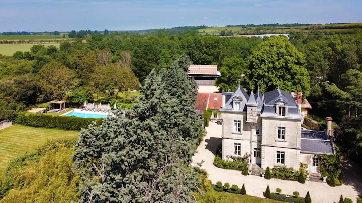 Luxury 19th Century Château & Gîtes; Sleeps 26/30 - Doué-la-Fontaine