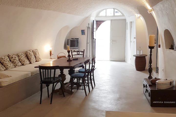 House Of The Angels - Winery House With Barrels - Oia