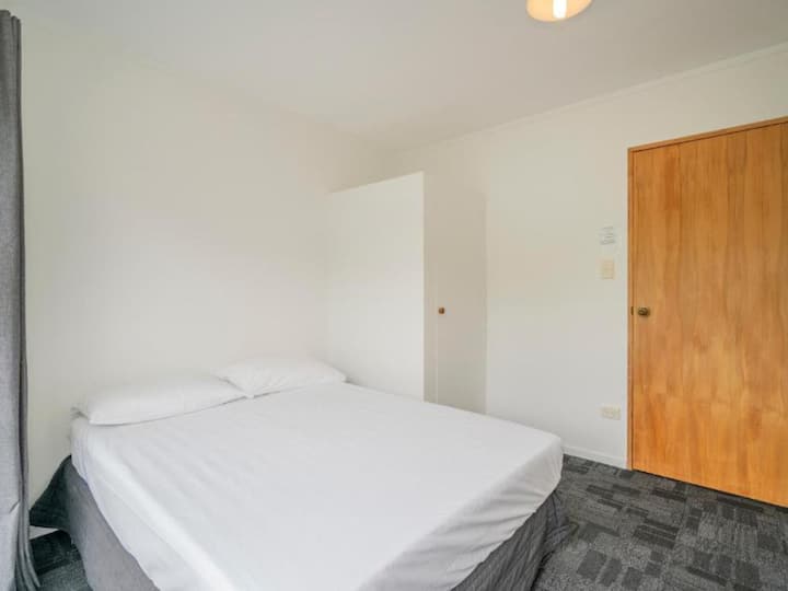 Budget Lodge Room - Sleeps 5 - Coromandel