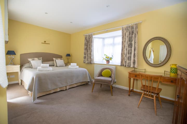 Central Marlow Super King Ensuite +Separate Lounge - High Wycombe