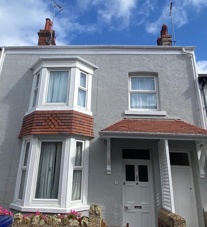 Ideally Located Traditional Homely Cottage - Llandudno
