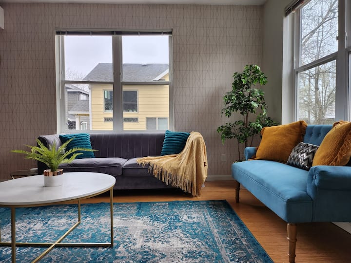 Posh Spacious 2-br | High Ceilings | Central Pdx! - Piedmont - Portland