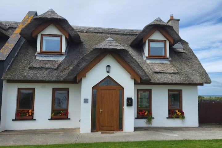 Traditional Thatched House In Lovely Kilmore Quay - Ireland