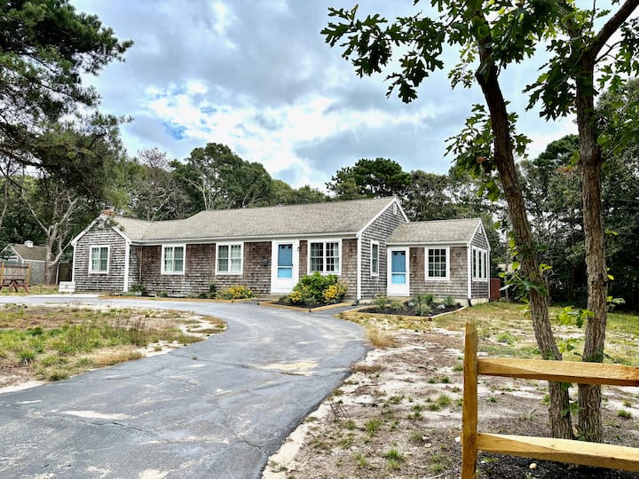 Experience Cape Cod Beaches: Charming 4-bedroom Just A 10min Stroll To The Beach - Wellfleet, MA