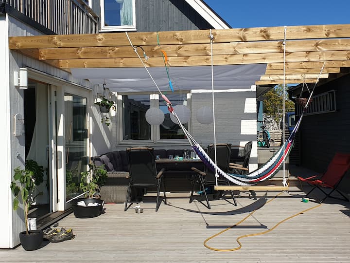 Härligt Hus Med Altan, Gräsmatta & Studsmatta - Varberg