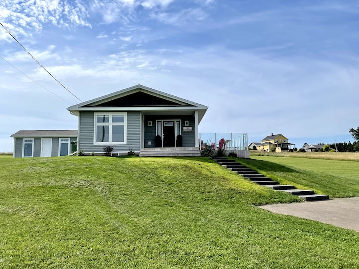 Modern Water-view Cottage With A/c - Cavendish