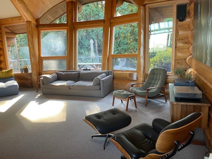 Log Home With Spectacular Views - Bowen Island