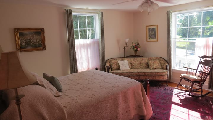 Benjamin's Retreat - The Rosemont Inn Bed And Breakfast - Montrose, PA