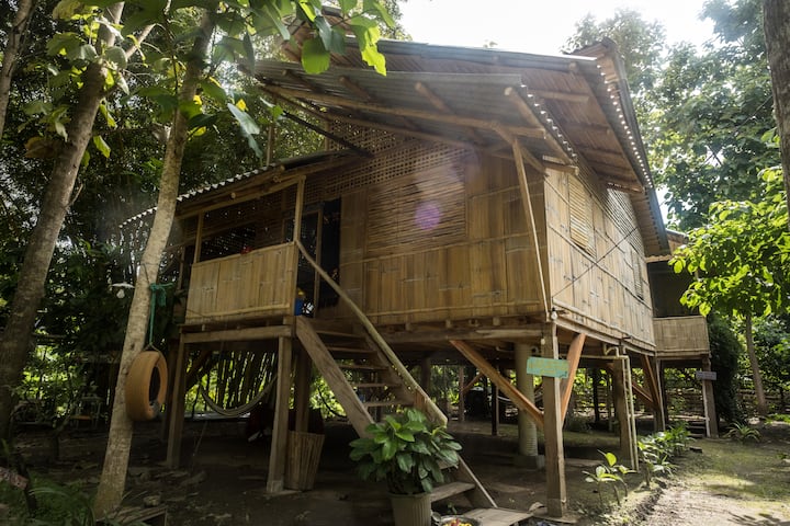 Cozy Cabin By The River - Mamita María - Calceta