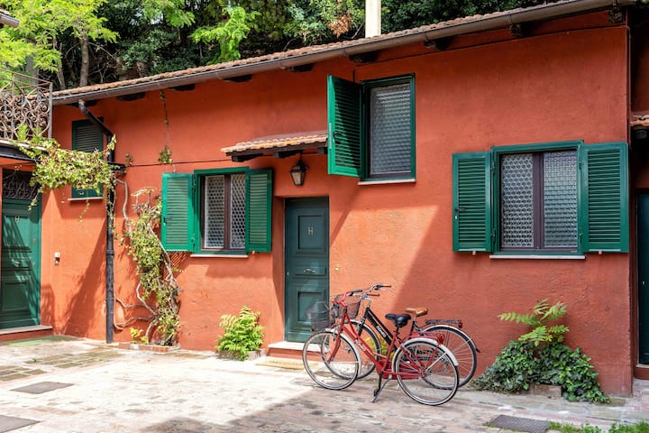 Tiny Red House In Ponte Milvio - Rome