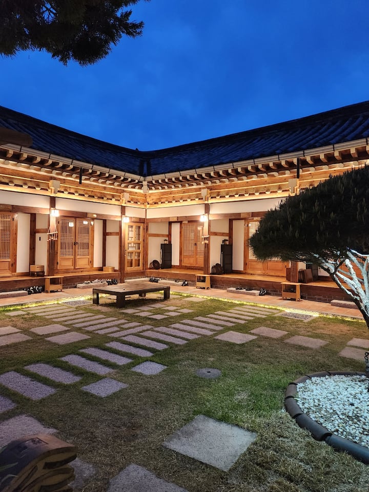 신라고택(황남102호)/황리단길중심지위치/조식무료제공/세면도구제공/넓은잔디마당 - Gyeongju-si