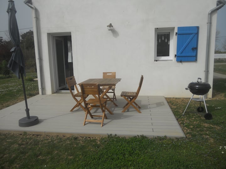 Lumineux Studio Avec Vaste Mezzanine. - Groix