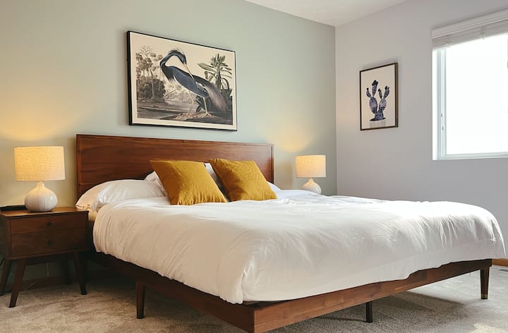 4bd/2ba, Charming Hilltop Home–5 Miles To Downtown - Traverse City