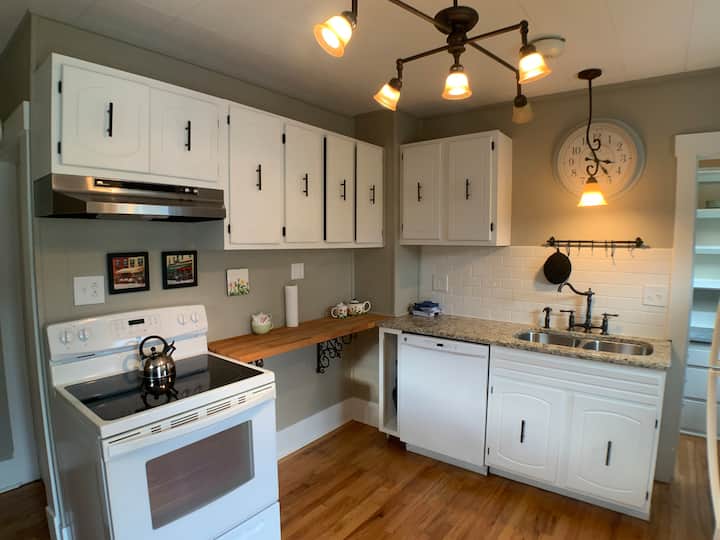Beautiful Renovated Bungalow - Lewis and Clark State Park, Rushville