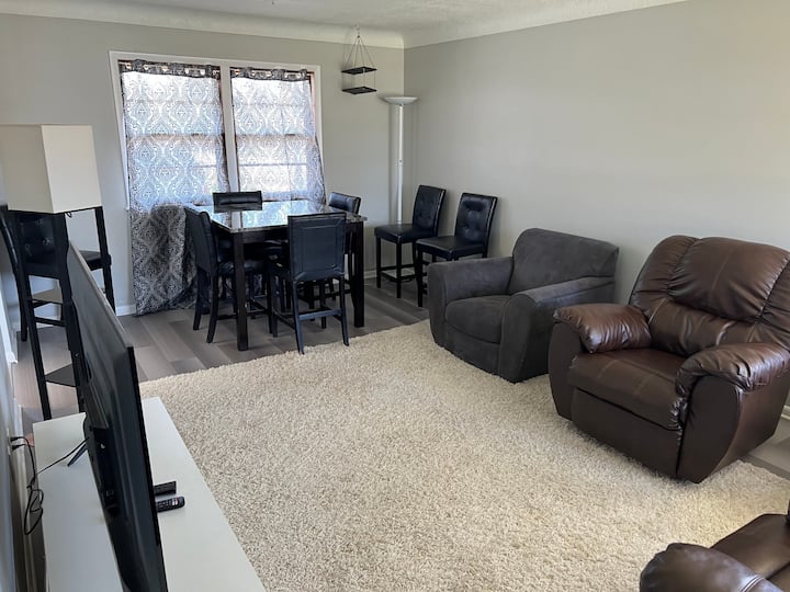 Gorgeous Remodeled 6 Bedroom 3 Bath Ranch Home - West Des Moines, IA