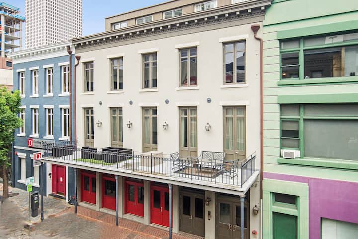 Two Connecting Condos! 5 King Beds! 4 Bdrm/4 Bath! - New Orleans, LA