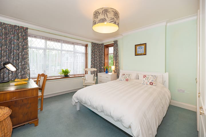 Beautiful 3 Bedroom House In North Wembley - Harrow