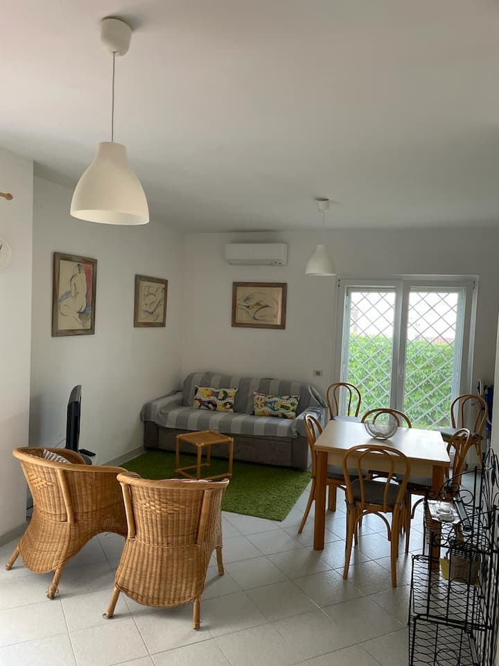 Sabaudia, Villino A Due Km Dal Mare - Sabaudia