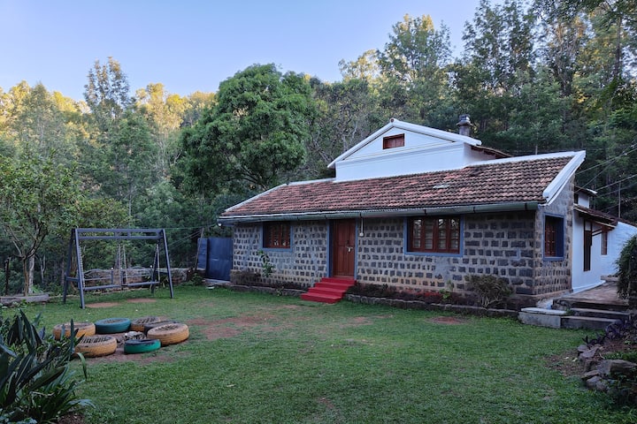 Tipperary Cottage - With Private Lawn, Valley View - Yercaud