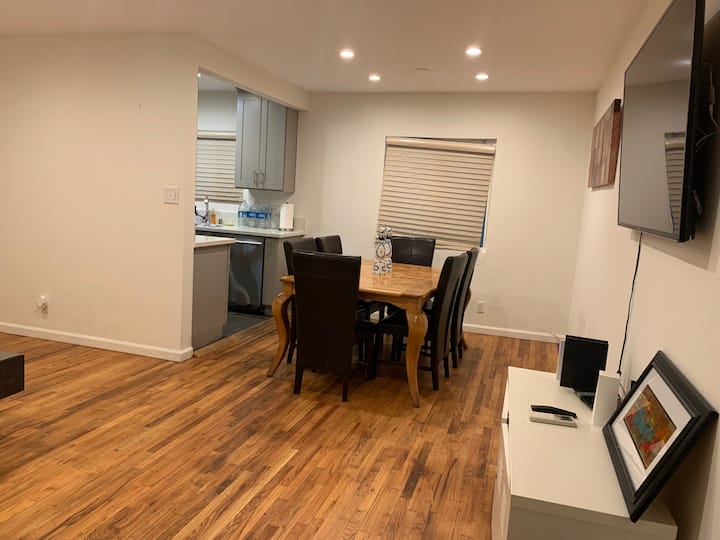 Spacious 3 Bedroom 3 Bathroom Close To Beverly - Beverly Hills, CA