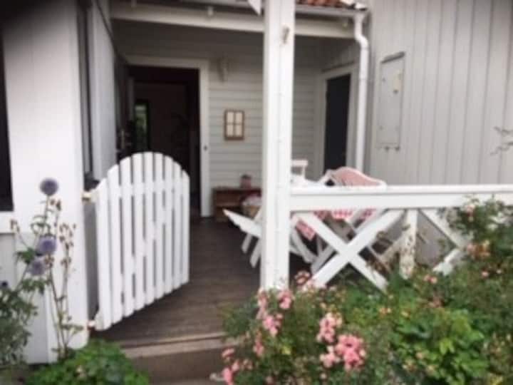 Ljust, Mysigt Enplans-radhus Med Liten Trädgård - Alingsås