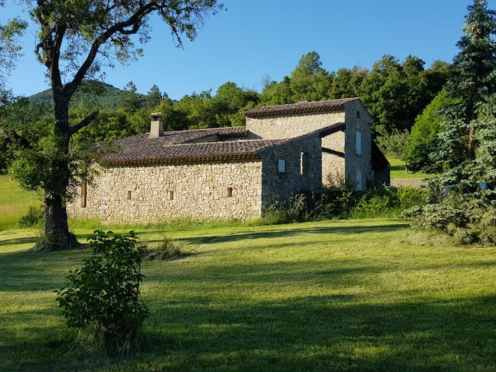 Une Ferme En Drôme Provençale - Bourdeaux