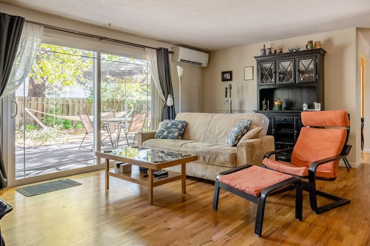 Midtown Mecca- Deck, Yard, And Fruit Trees! - Bend, OR