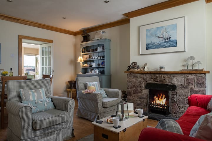 Unique Castle Views In Medieval Conwy Town - Conwy