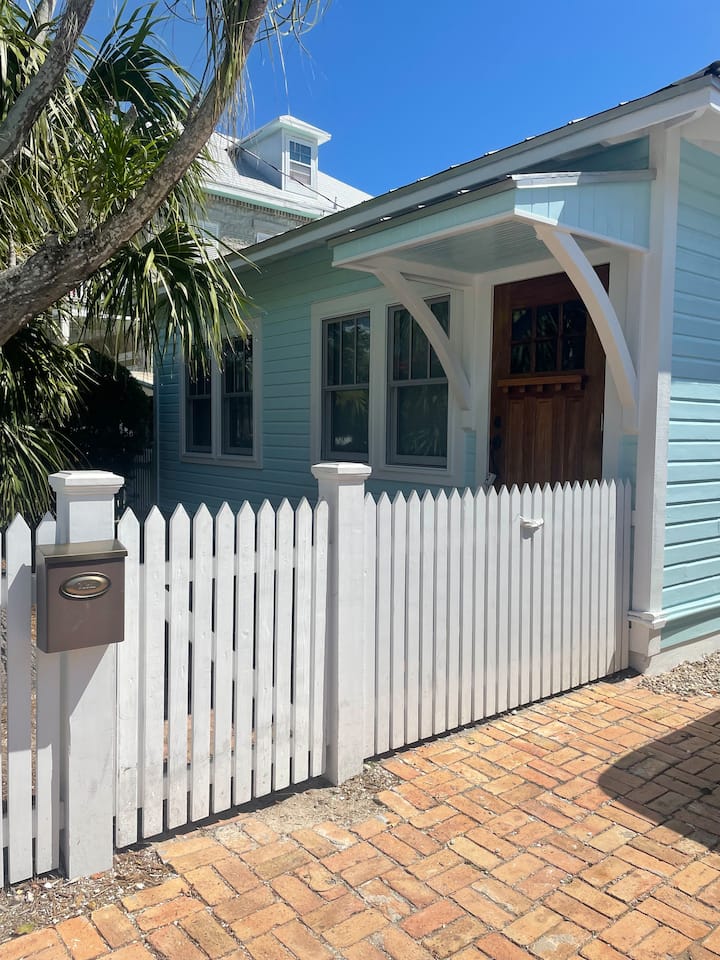 Live Like A Local In This Key West Conch Cottage - Key West, FL