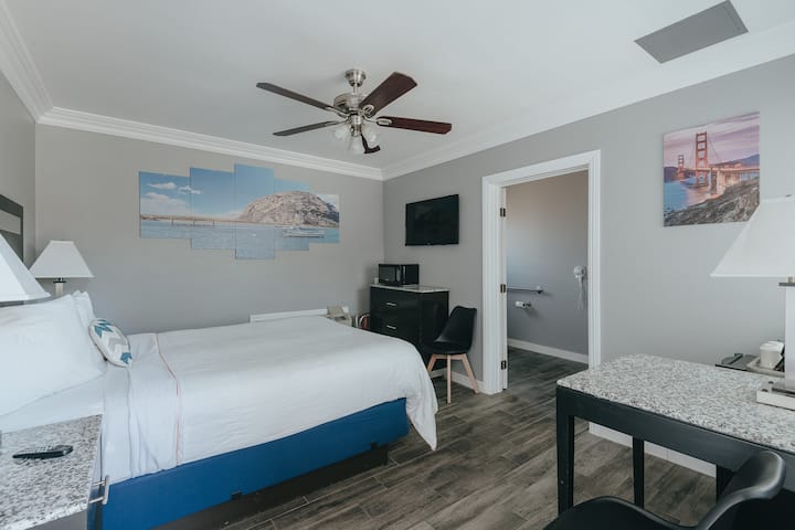 Downtown Deluxe Queen Room - Disability Access - Cayucos, CA
