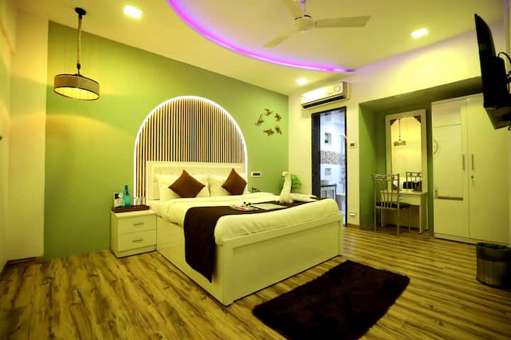 Posh 4.5 Bedroom Villa With Terrace And Pool - 뭄바이