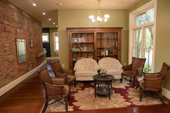 Dunleith House - Bridgeview Suite - Dubuque, IA