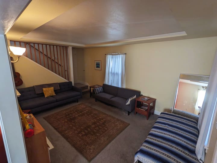 Central: Clean, Quiet, Family Friendly, King Bed - Tacoma, WA