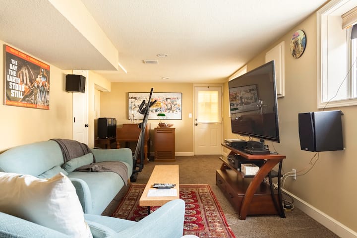 Private Basement Living Space In Overland Park - Overland Park