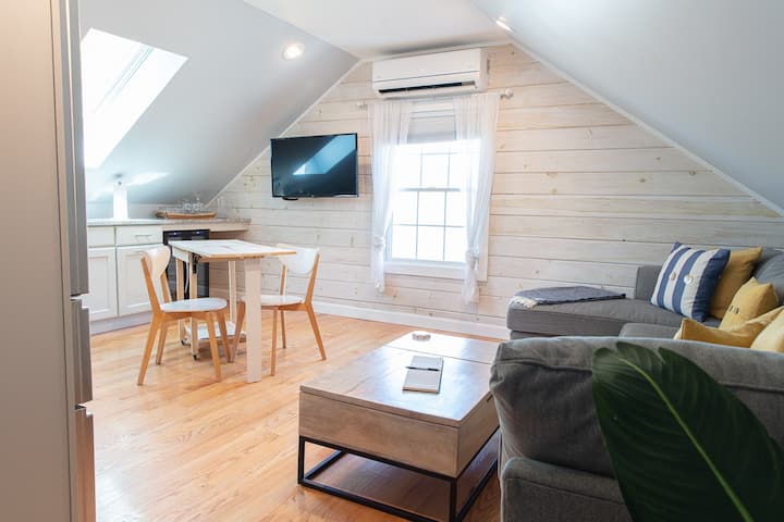 New Coastal Farmhouse Style Apartment - Location! - Newport, RI