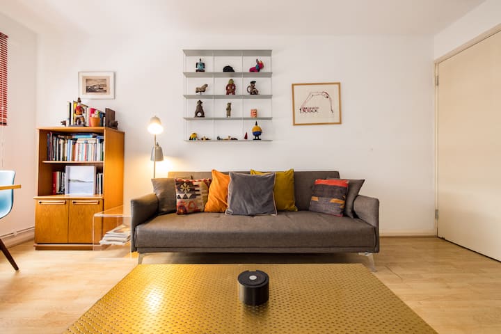 Embankment 2 Min Colourful Artist's Home - London