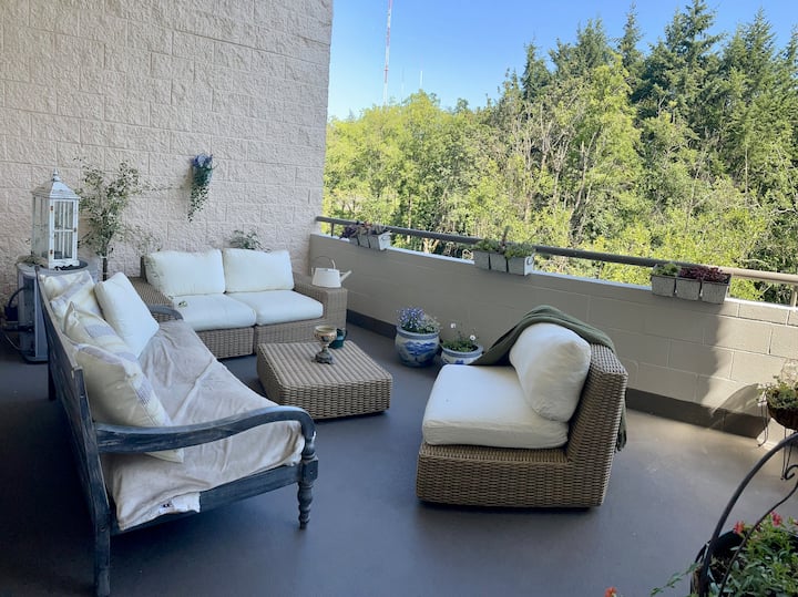 One Of A Kind Condo In The Nw Hills Of Portland. - Portland, OR