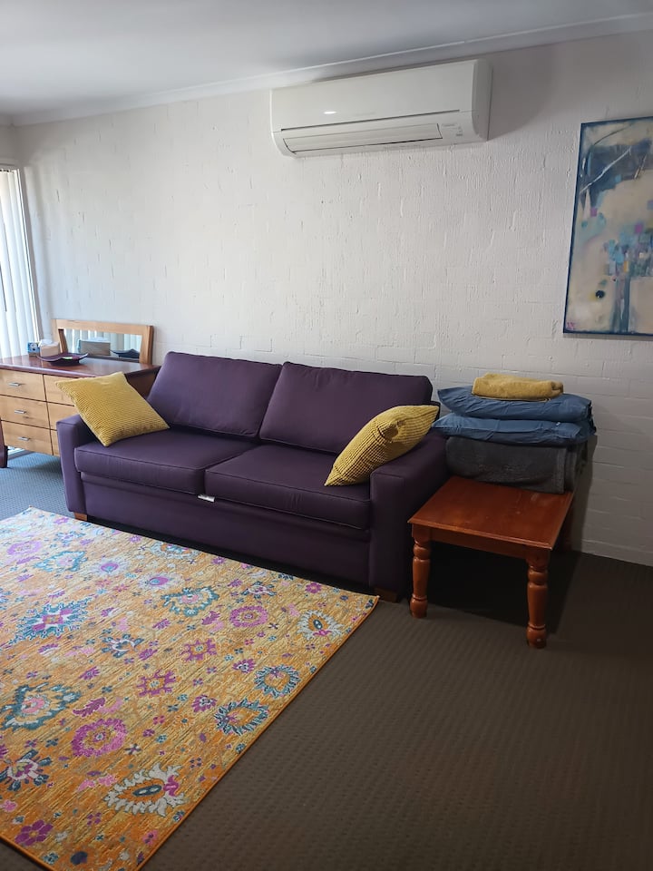 Great Value 2 Bedroom Residence With Carport - Belconnen