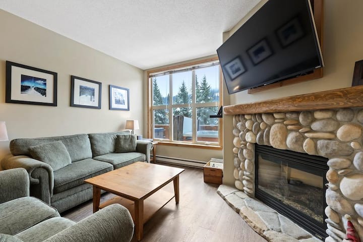 Crystal Forest 56: 2 Bd/2ba With Private Hot Tub - Sun Peaks Resort, BC