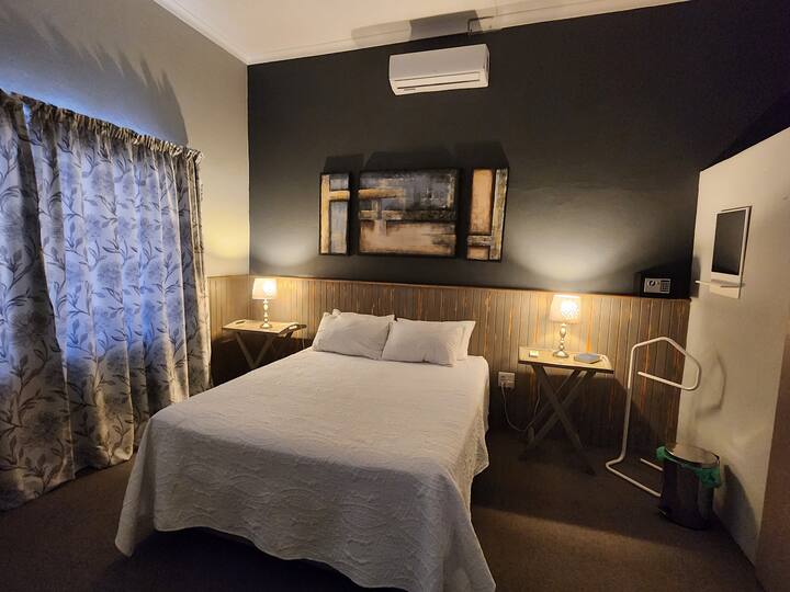 Karee 3-sleeper Room @ Spes Bona Guesthouse - Colesberg