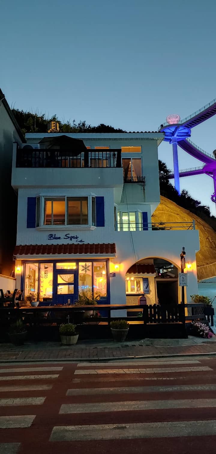 "블루스팟"
침대에서 일출과 바다풍경을,
넓은 베란다에서 바베큐와 함께 저녁을~~ - Donghae-si